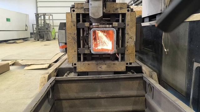 Лазерная резка квадратной трубы (толщина стенки 8 мм) | Высокая точность и чистота кромки