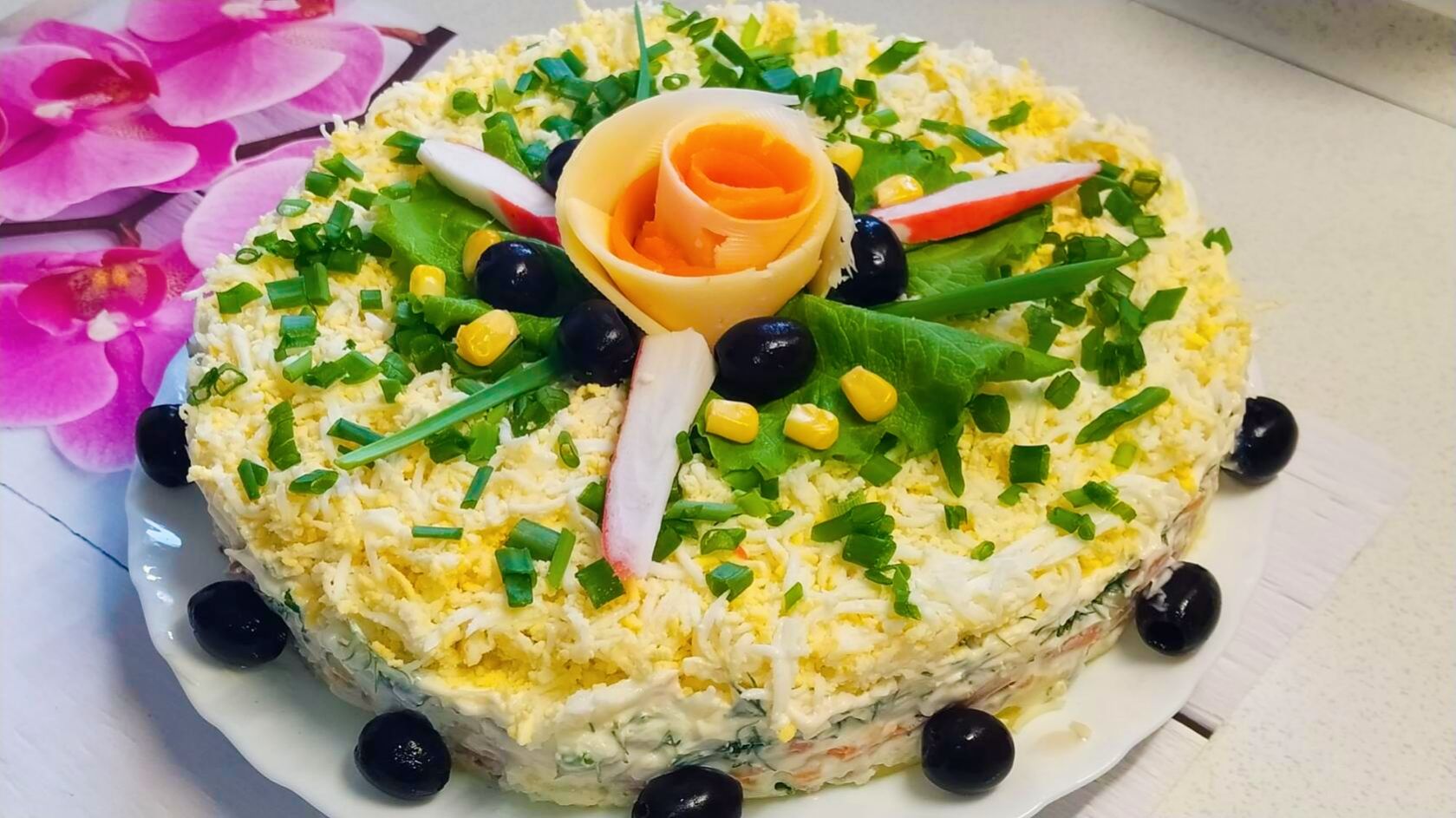 Слоёный салат с тунцом. Ну очень вкусный и нежный.