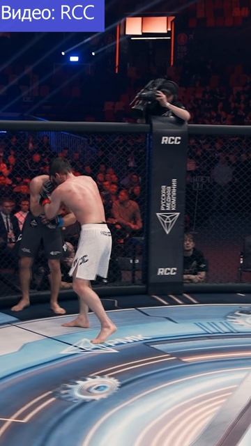 Жесткая ВЕРТУШКА ПО КОРПУСУ и ДОБИВАНИЕ: Мугидинов победил Саргсяна и вышел в финал Гран-при RCC