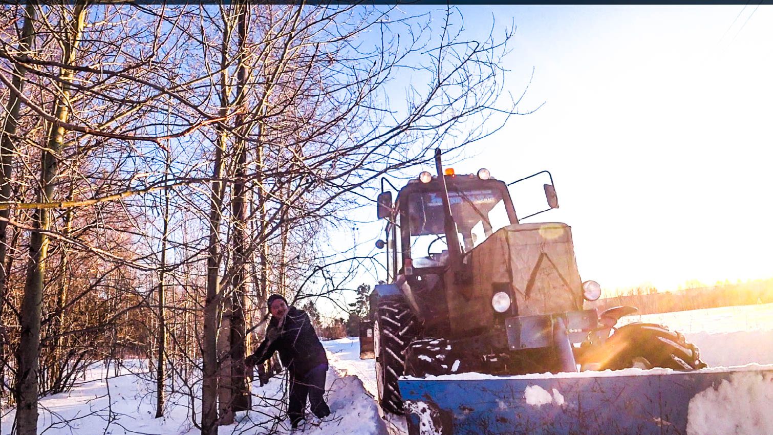 Оторвал выхлопную трубу об ветку. Небольшой ремонт и опять чистим дороги.