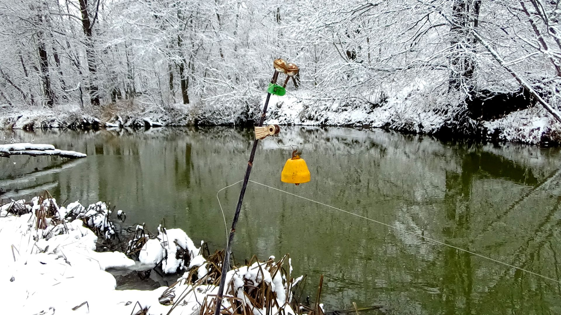 Рыбалка 10 декабря на 10 донок закидушек на малой реке днём на новом месте