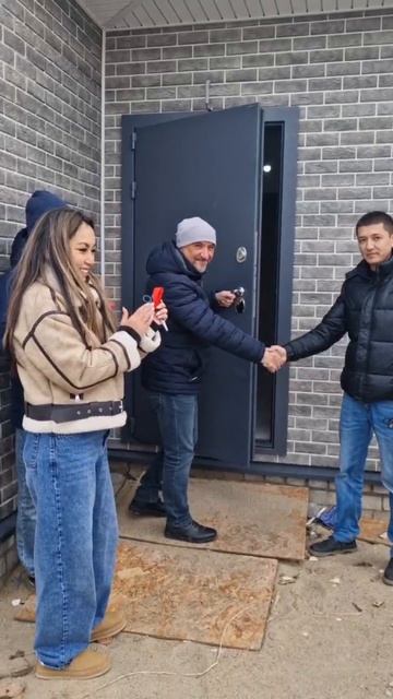 Ленточку разрезали, ключи вручили, дом "Неман" сдали!