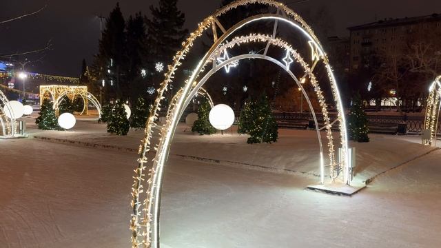 Светодизайн общественных пространств: каток, ель и световые арки
