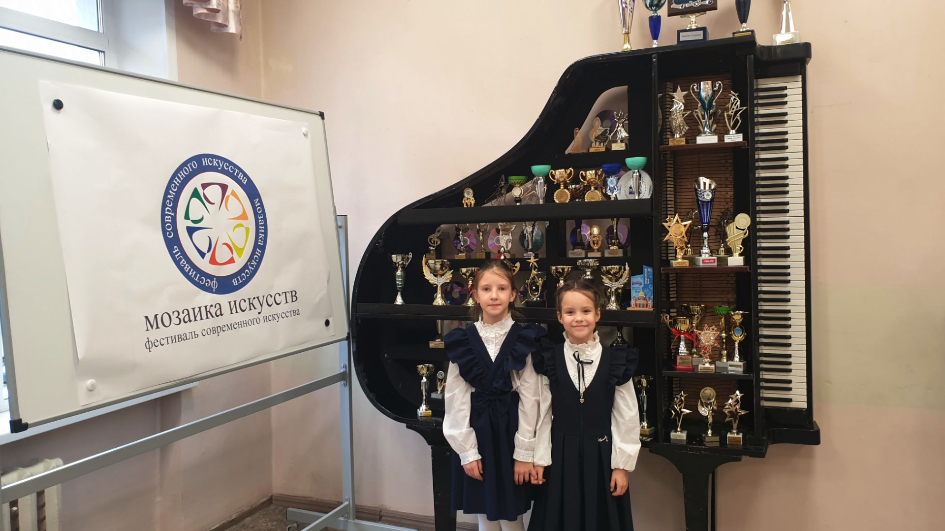 "Прогулка по кукурузному полю" - Т. Карамиа. Исполняют Сухомлинова Алиса и Селивоненко Вероника.