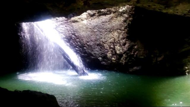 Водопад падает в пещеру в национальном парке Голд-Коста, Австралия. Natural_Bridge in Springbrook