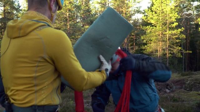 Транспортировка пострадавшего на бухте верёвки вдвоем