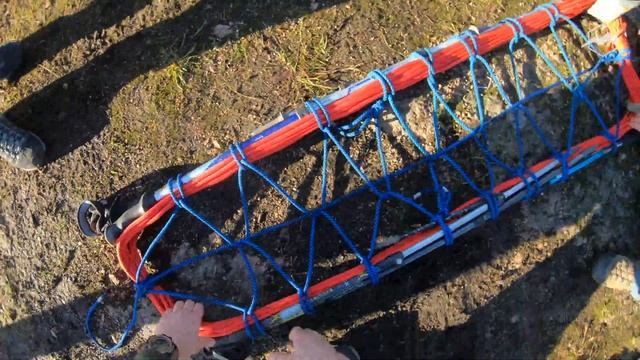 Вязка носилок из подручных средств. Элементы спасработ