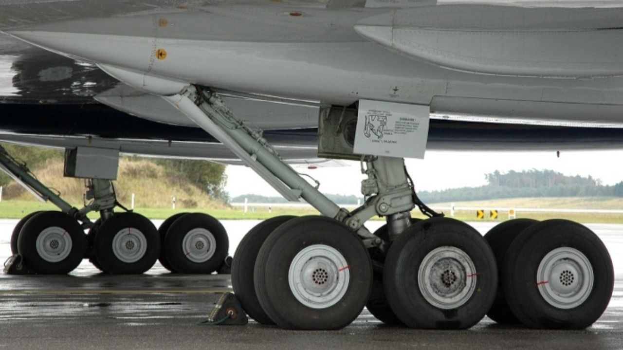 Как шасси самолёта на полной скорости выдерживает вес и не взрывается