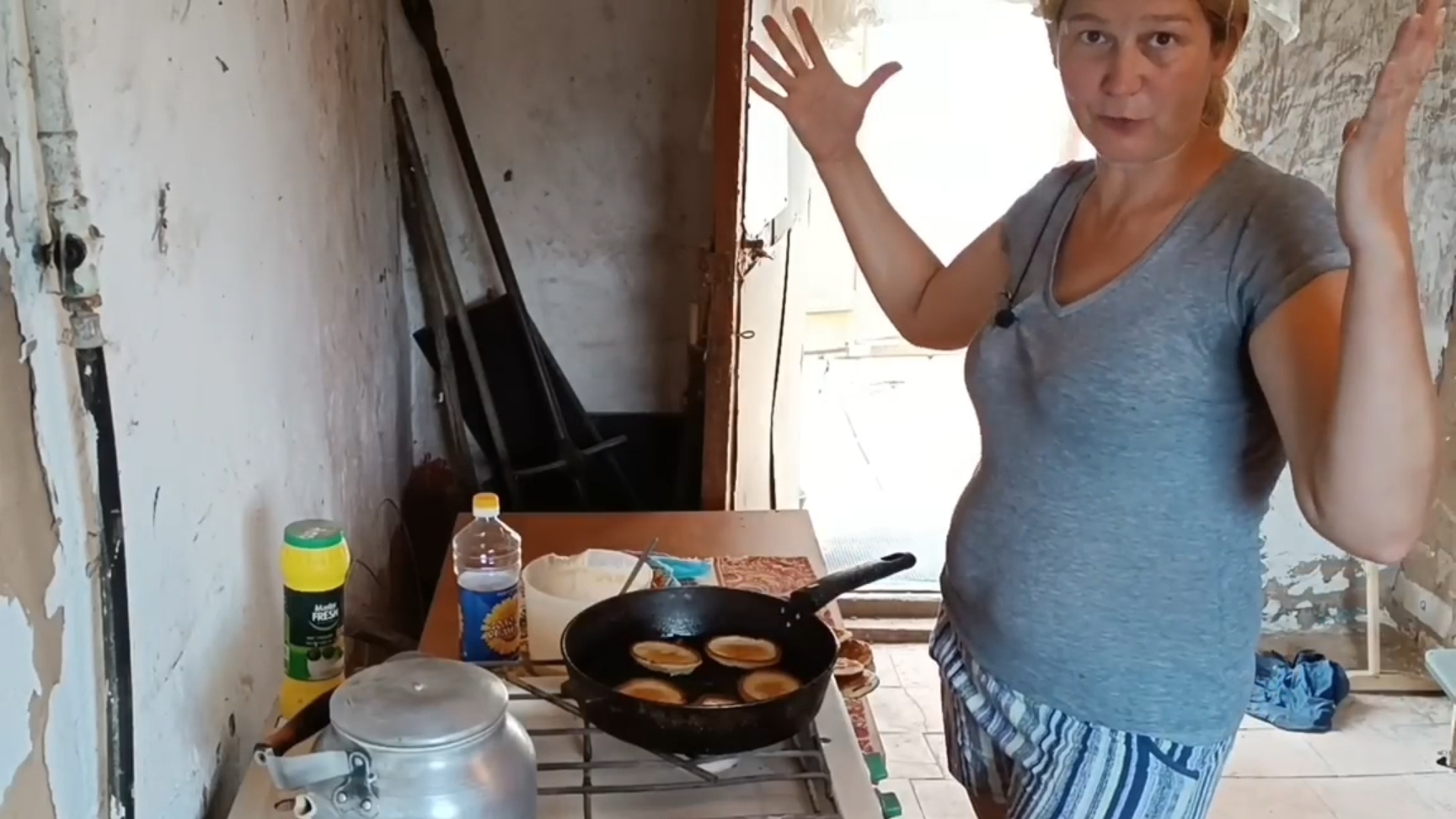 Как я делаю пастилу? Нажарила оладушек,  накормила соседа. 51 серия