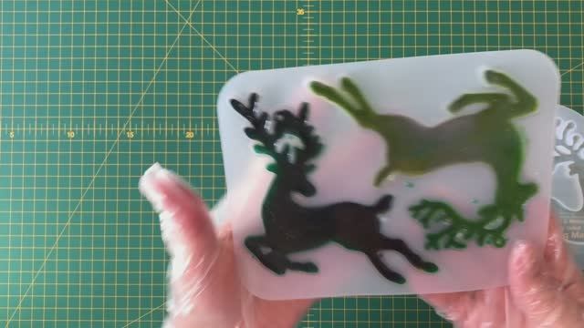 Достаю из молдов оленей, делюсь впечатлением.