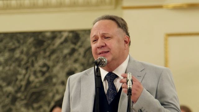 М. Блантер, сл. М. Исаковского “Лучше нету того цвету”.