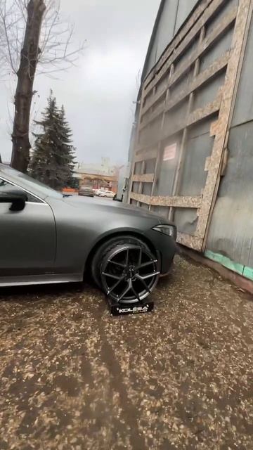 Mercedes CLS на примерке дисков в 20-ом диаметре