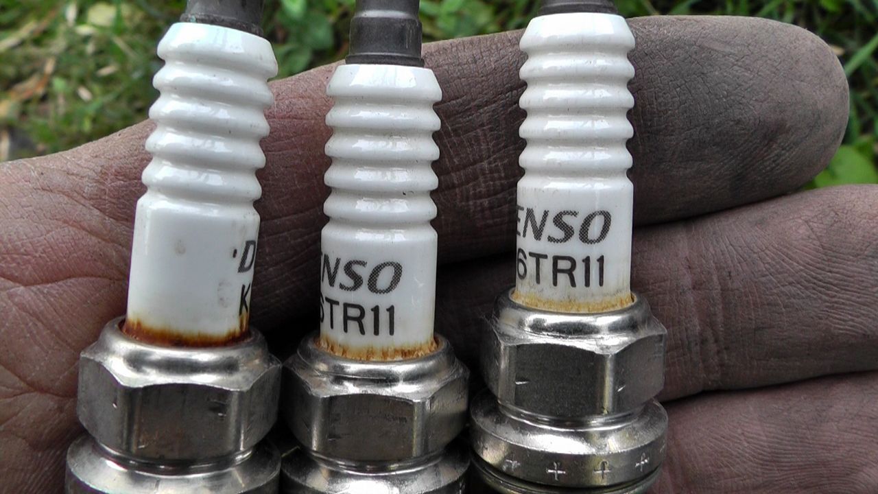 Коричневый нагар на свечах зажигания. Ободок на изоляторе свечи зажигания. Всё просто!