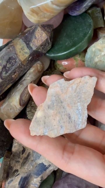 Лунный камень светится изнутри