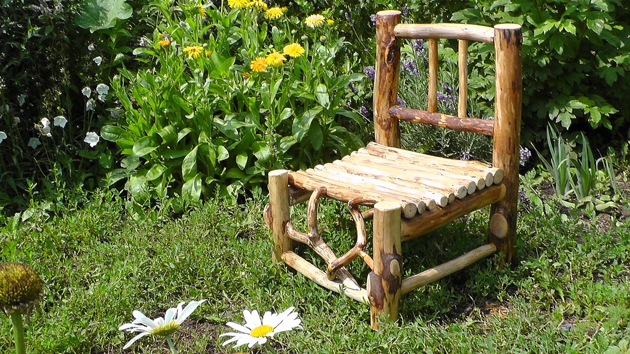 Дачный стул из веток. Уличные поделки из дерева. Как сделать простой деревянный стульчик на дачу