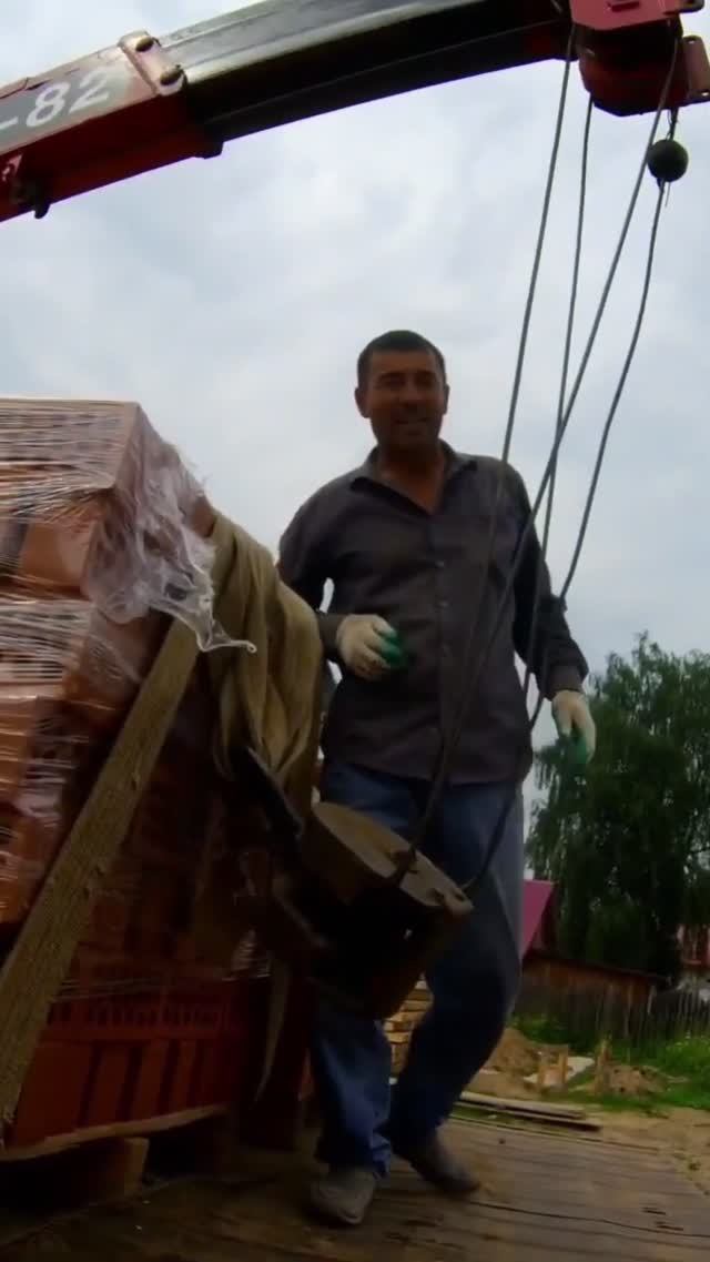 Манипулятор ЗИЛ-131 КМУ на стройке! Привези-подай, иди на..уй не мешай! ПОЛНОЕ видео ЗДЕСЬ ⬇️