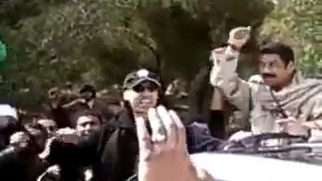 Муттазим Каддафи выступает с речью перед бойцами правительственного ополчения | Ливия 2011