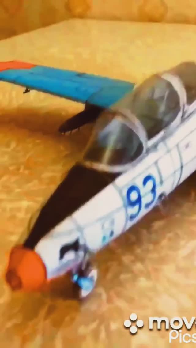 Бумажная модель самолёта Л-29.