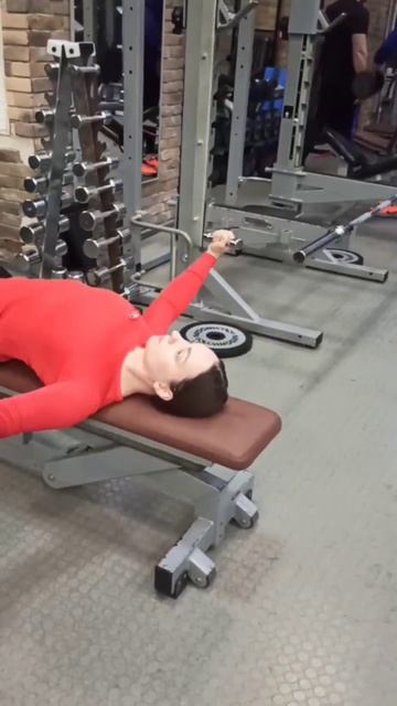 Приведение плеча с гантелями лежа