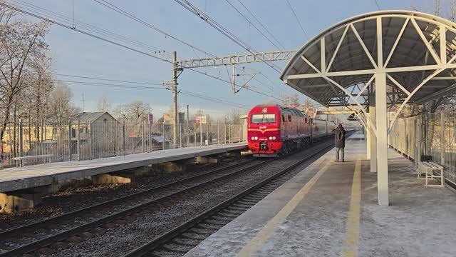 ЭП2К "Красная стрела" с поездом на станции Саблино.
