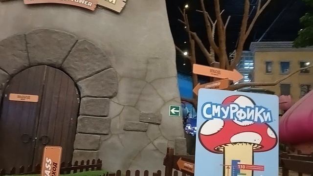 Прелесть!Сказочные Смурфики в деревне аттракционов парка развлечений Остров мечты