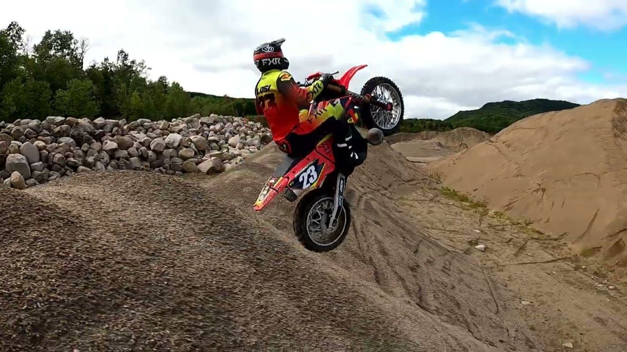 ВИДЕО ДЛЯ ДЕТЕЙ ТЕСТИРУЕМ БЫСТРЫЙ КРОССОВЫЙ МОТОЦИКЛ НА РАДИОУПРАВЛЕНИИ ИГРУШКИ МАШИНКИ