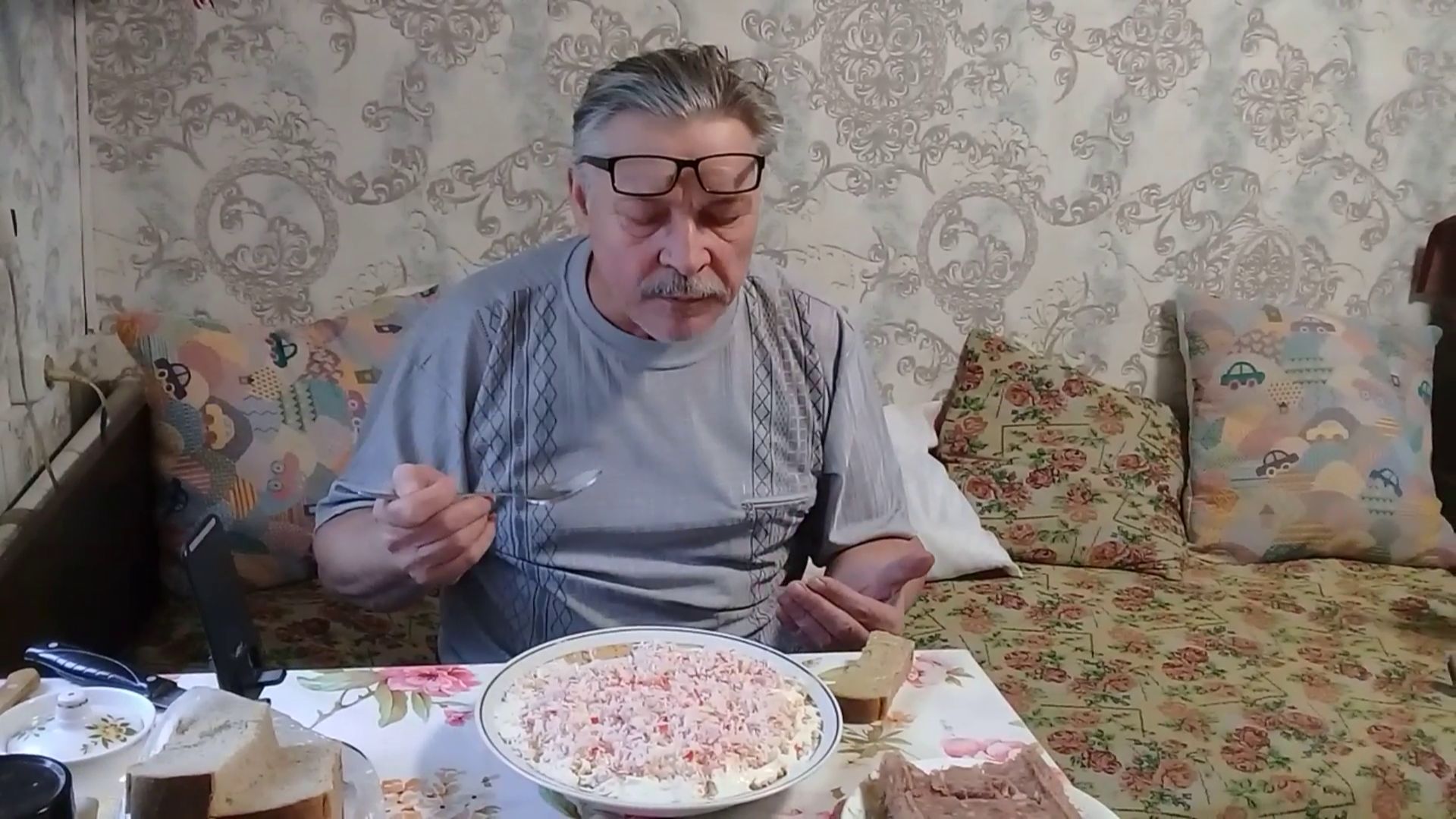 Жизнь в деревне: Приготовила Салат из крабовых палочек. Вкусно кушаем