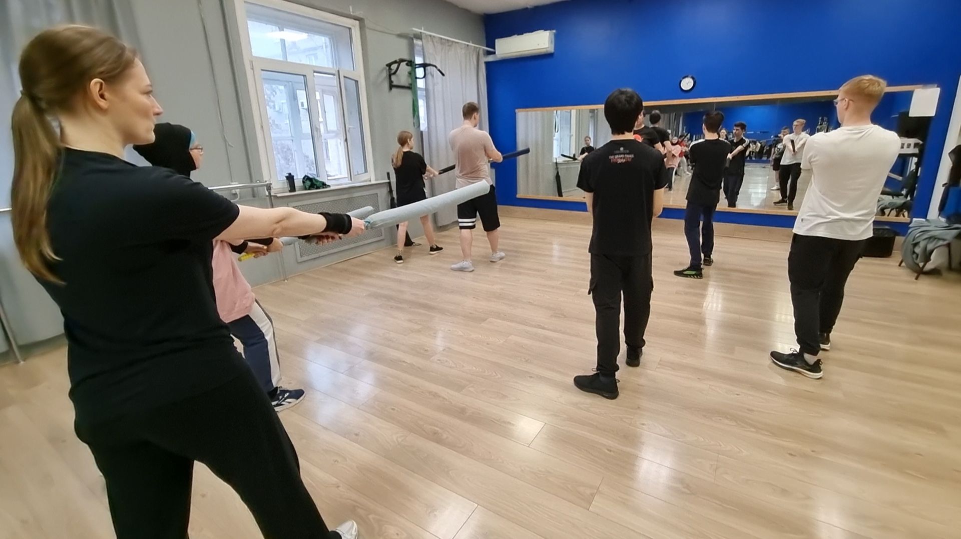 Удары мечом катаной котэ ути субури с шагом окури аши в школе японского фехтования Katana Club