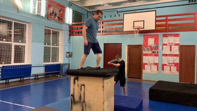 Помучил ребят каскадными падениями с деревянной опоры