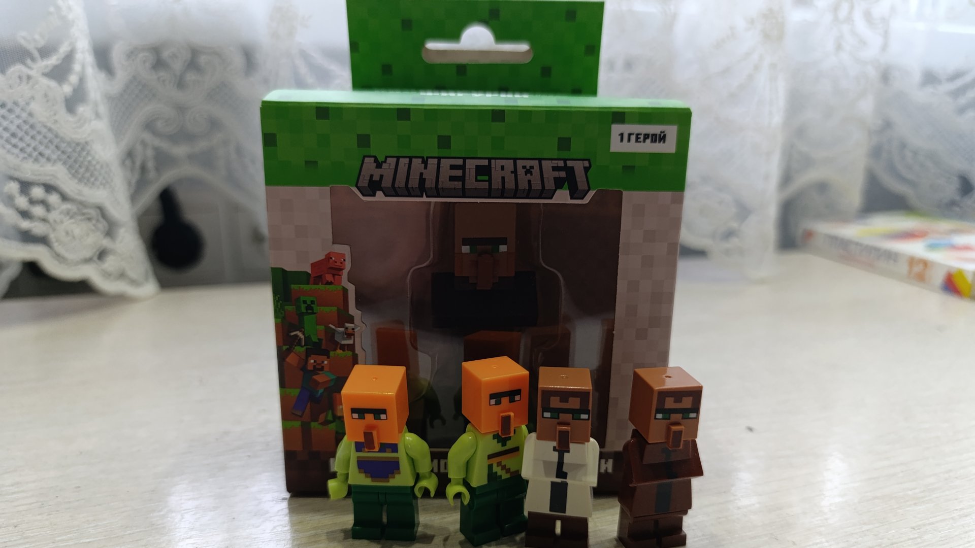 Обзор на фигурку Жителя из Майнкрафта.
