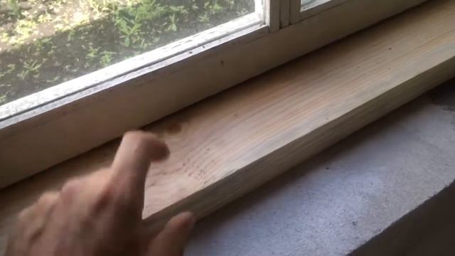 Строим дачный домик. Вставляем деревянные окна.