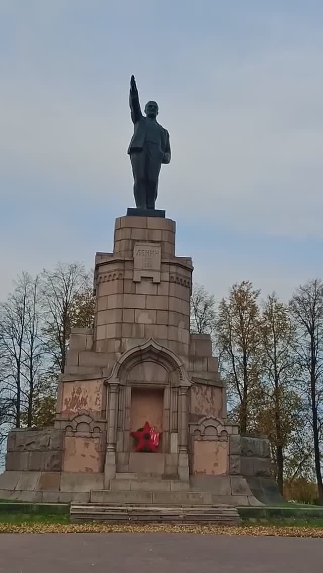 Что видит Ленин с берега Волги в Костроме?