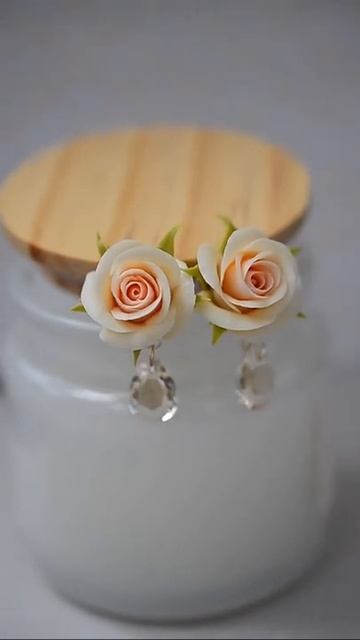 Серьги розы с капельками сияющих кристаллов. Моя работа из полимерной глины