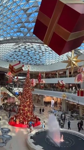 Новогоднее украшение Торгового центра на Красной. Краснодар 2025