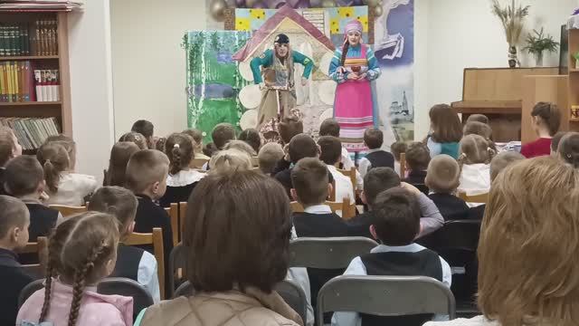 Гатчина. Детская библиотека. Спектакль "Василиса и Баба-яга".