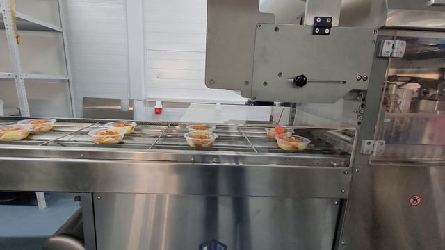 Упаковка готовых блюд на трейсилере РОСТ-ТР1