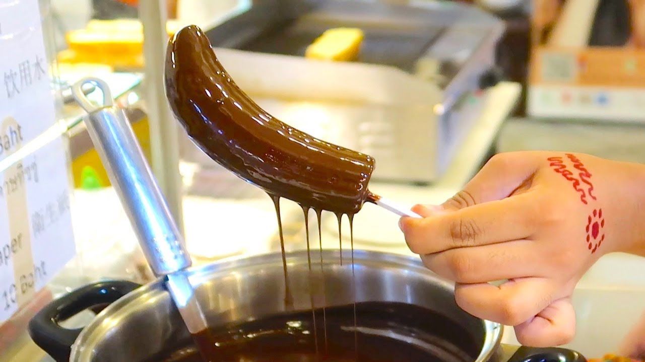 Бананово-шоколадное мороженое - уличная еда Бангкока