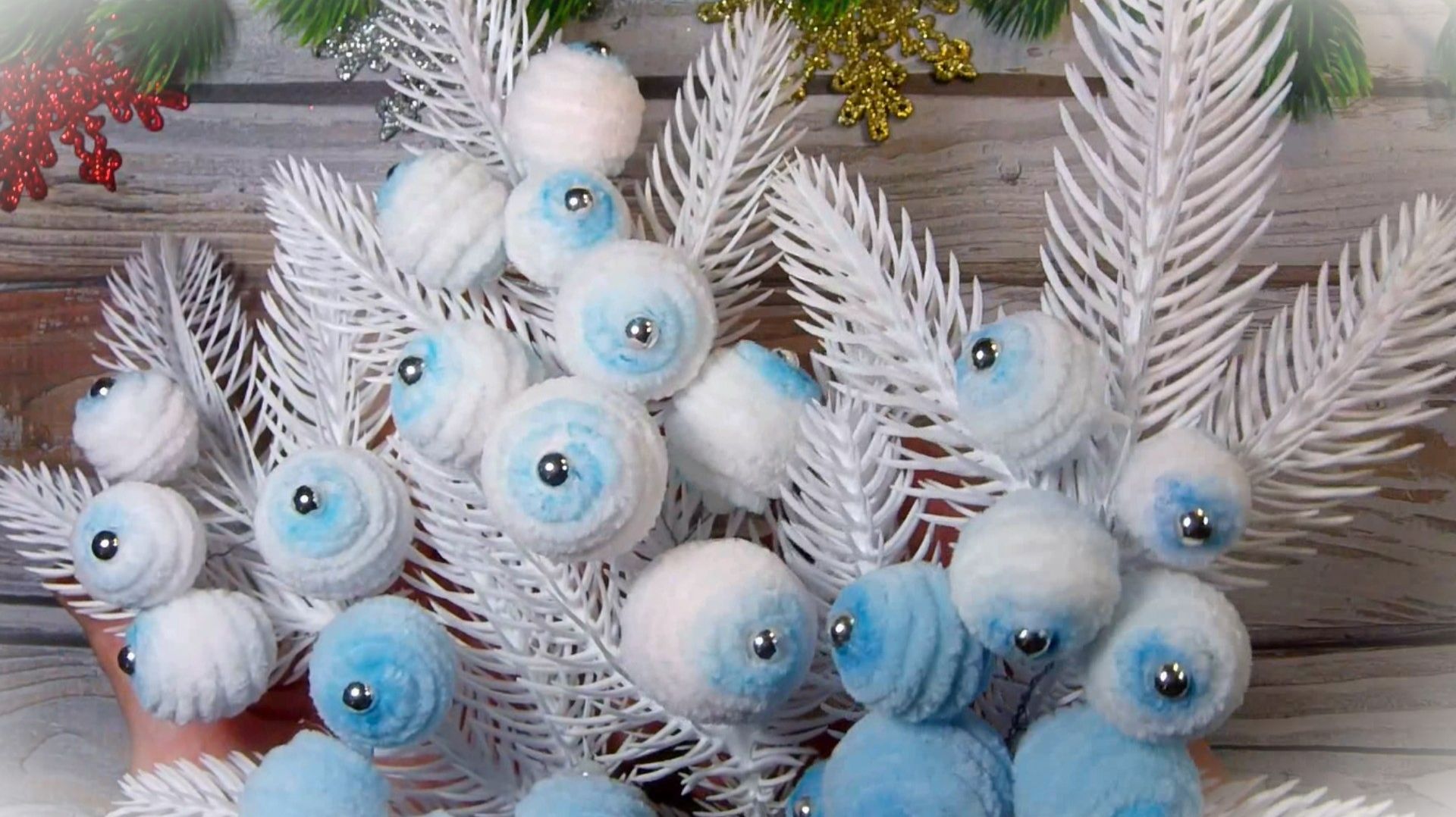 4 ИДЕИ НОВОГОДНИХ ПОДЕЛОК, использую веточки с плюшевыми ягодками. Новогодние поделки.