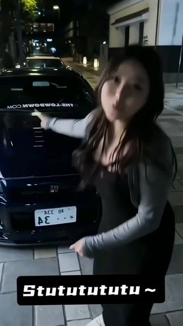 Красивая Японочка озвучивает звук мотора крутых машин.