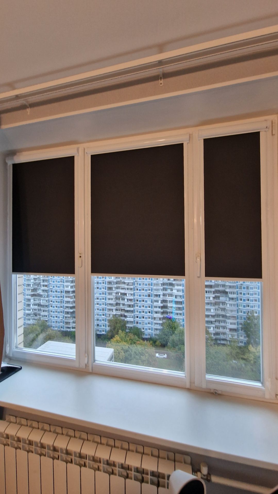 Кассетные рулонные шторки уни2. Ткань Карина блэкаут черный.