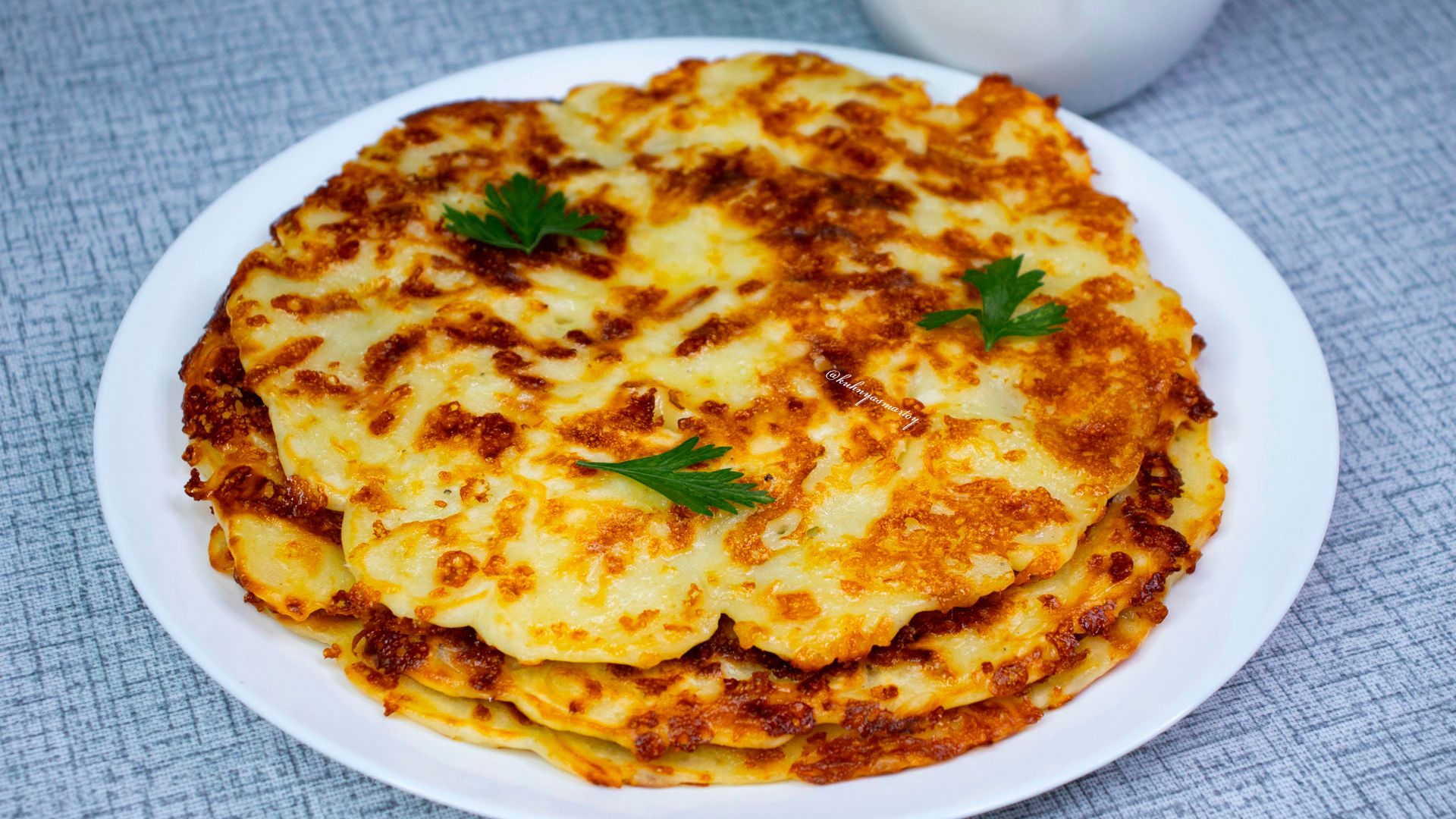 Ищете вкусный и сытный вариант завтрака? Попробуйте эти аппетитные лепешки на кефире!