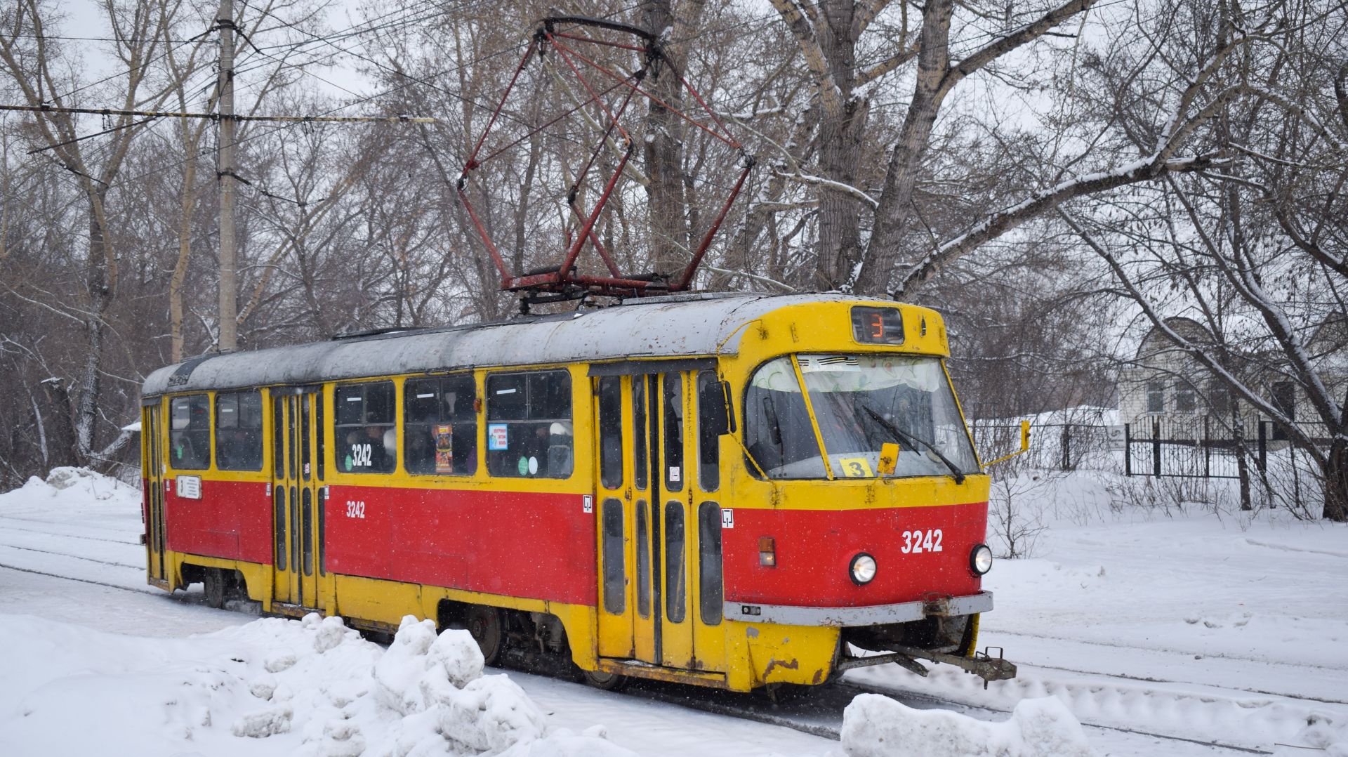 Трамвай Tatra T3SU-3242. Поскакушки по Барнаулу.
