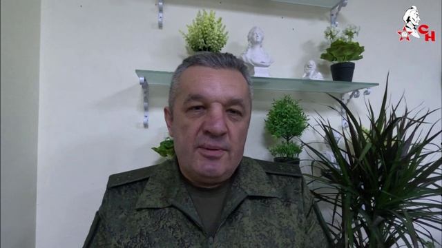 Женщин с 8 марта поздравляет заместитель. командующего ВВО генерал-лейтенант Р. Греков.