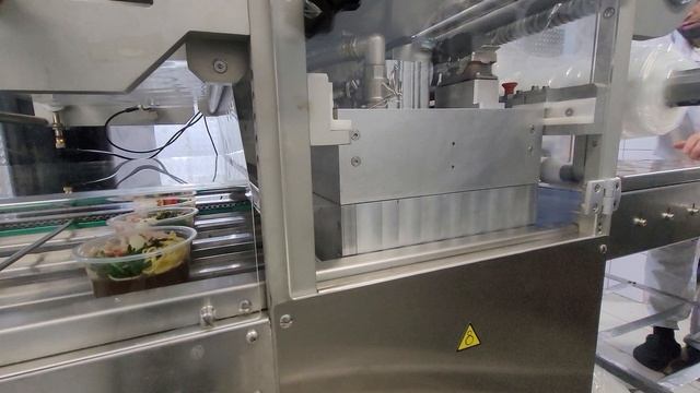 Упаковка комплексных обедов на запайщике лотков РОСТ-ТР1