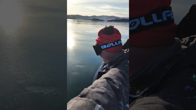 Прозрачный лёд на Байкале. Декабрь 2025