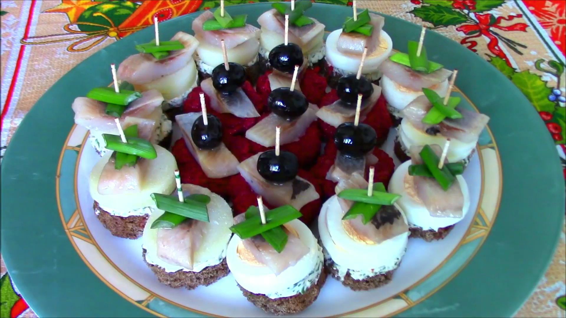 Три вида канапе с селедкой, с сельдью.