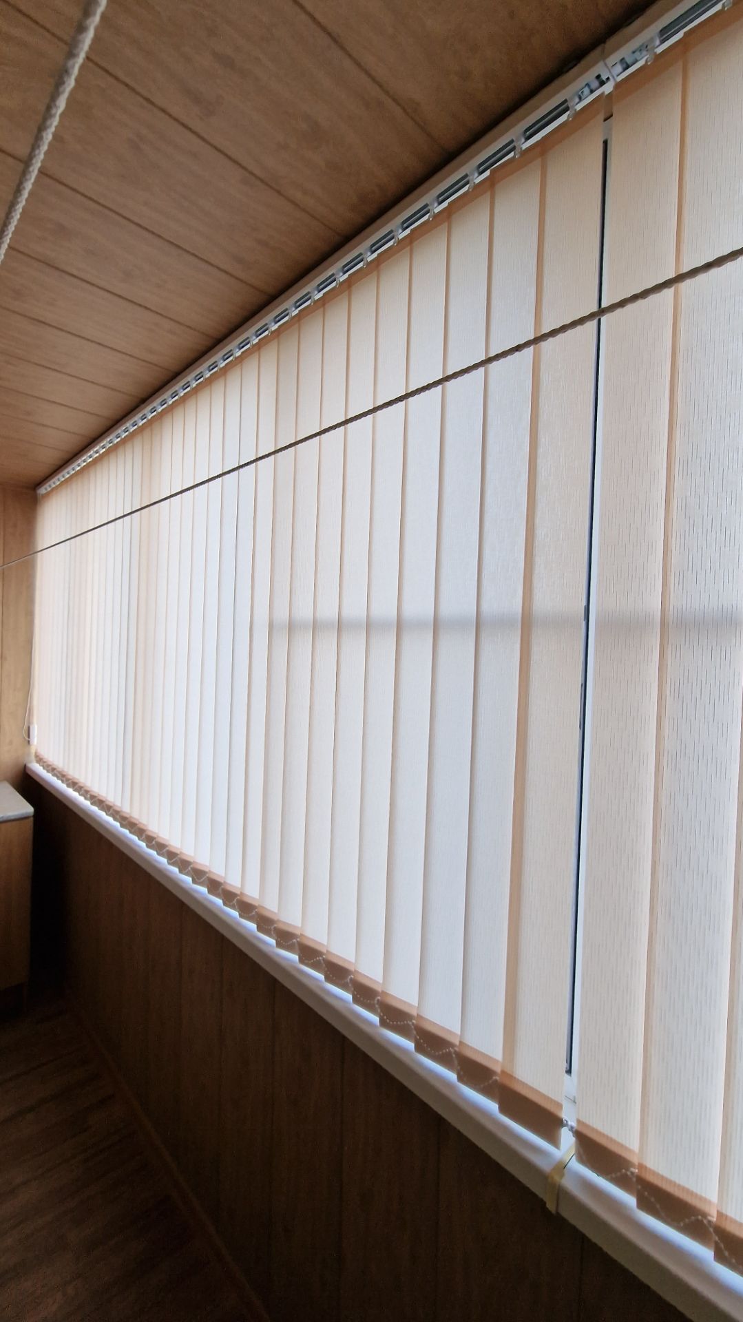 Вертикальные тканевые жалюзи на лоджию. Ткан Рейн кремовый.