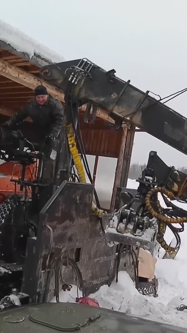 Манипулятором ЗИЛ-131 собираем Тëщину руку  - "Фишку" Камаза. ПОЛНОЕ видео смотрите ЗДЕСЬ ⬇️