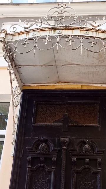 Старинные двери школы им. Андрея Стоева