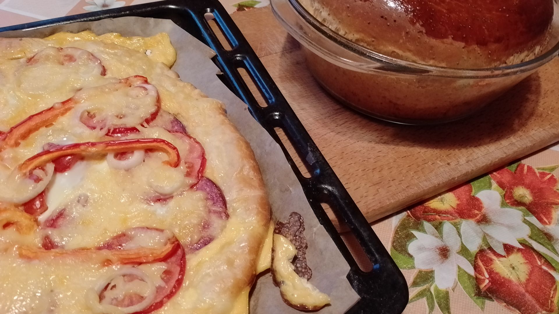 Выпечка. Кулич с Маком и Пицца без Соуса.